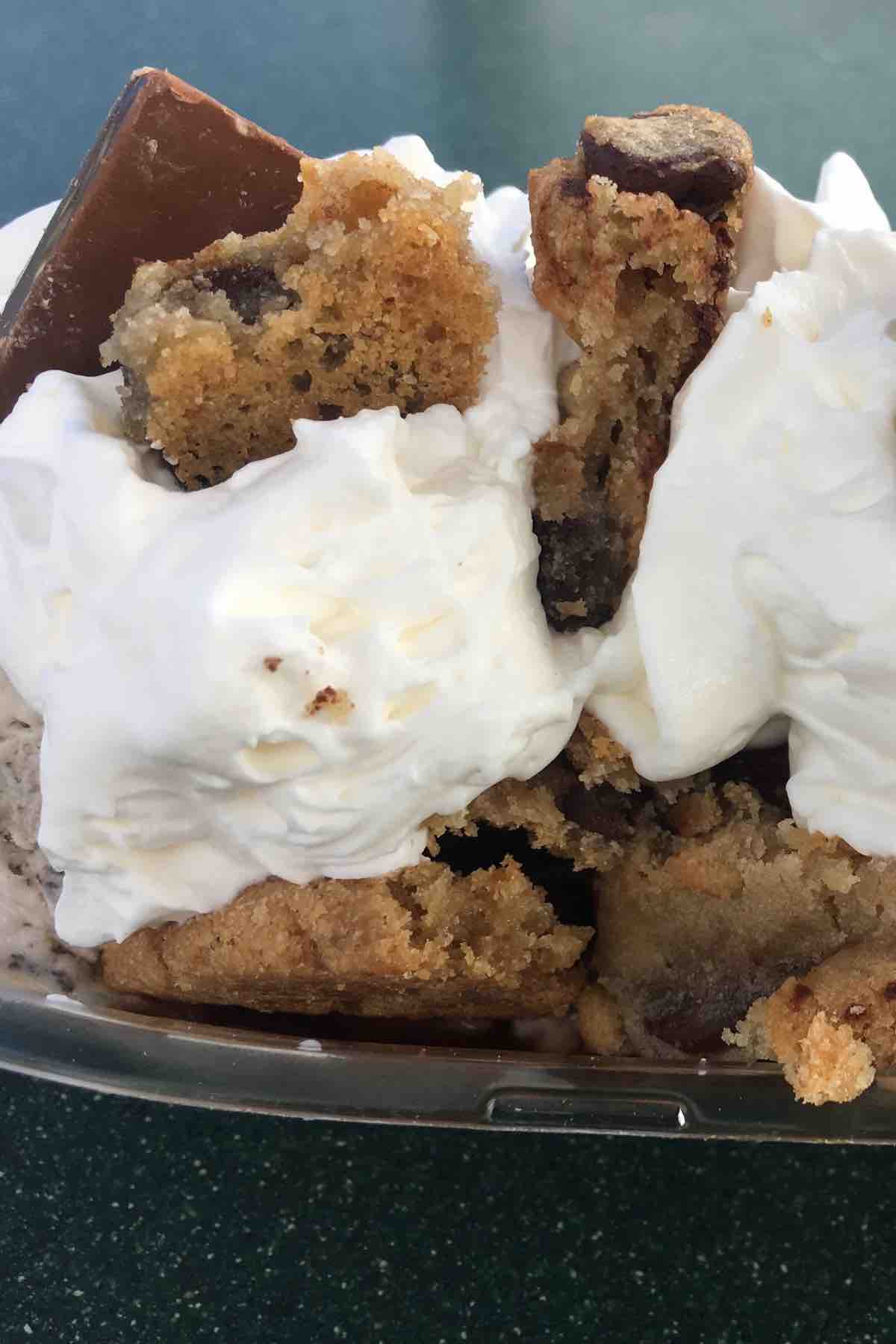 10 Best Ice Cream Sundaes That Everyone Will Love - IzzyCooking