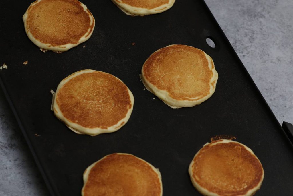 Easy Fluffy Griddle Cakes (Best Griddle Pancake Recipe) - IzzyCooking