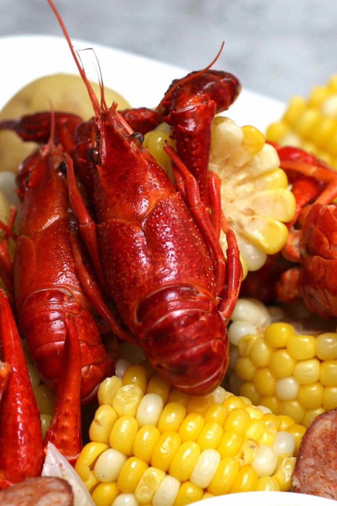 How to Eat Crawfish - IzzyCooking