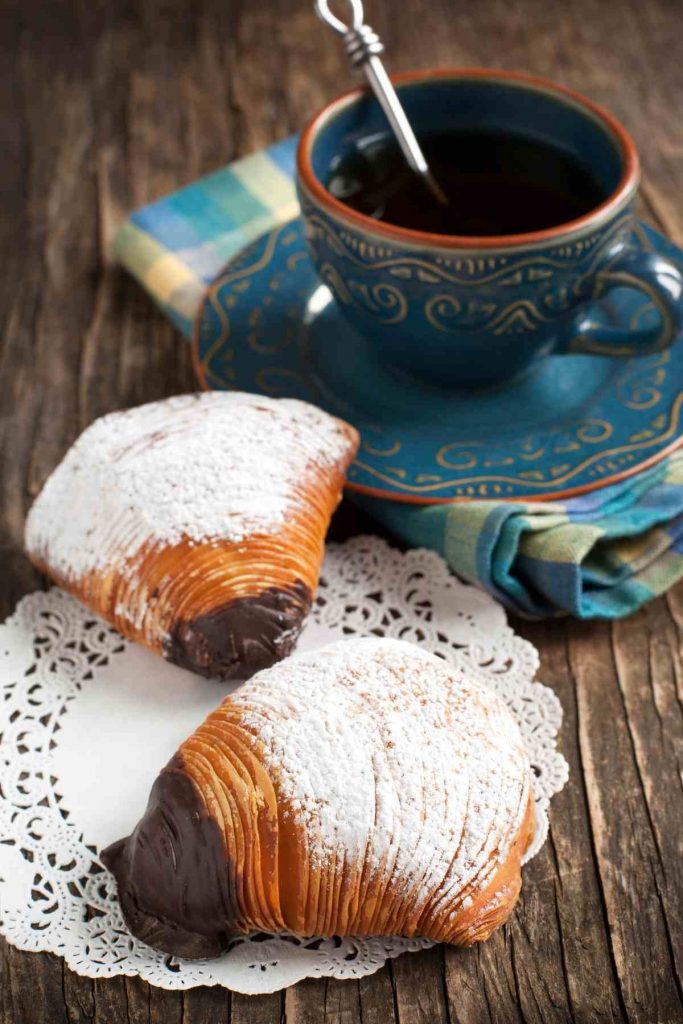 15 Popular Italian Pastries - IzzyCooking