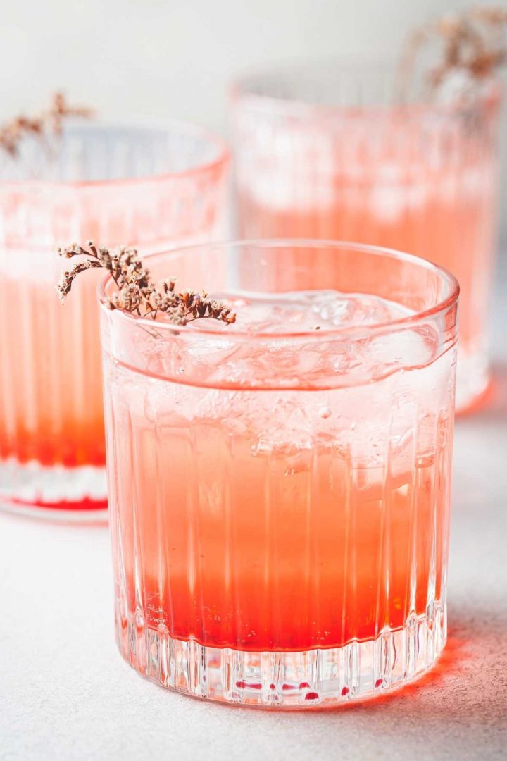 16 Easy Pink Cocktails - IzzyCooking