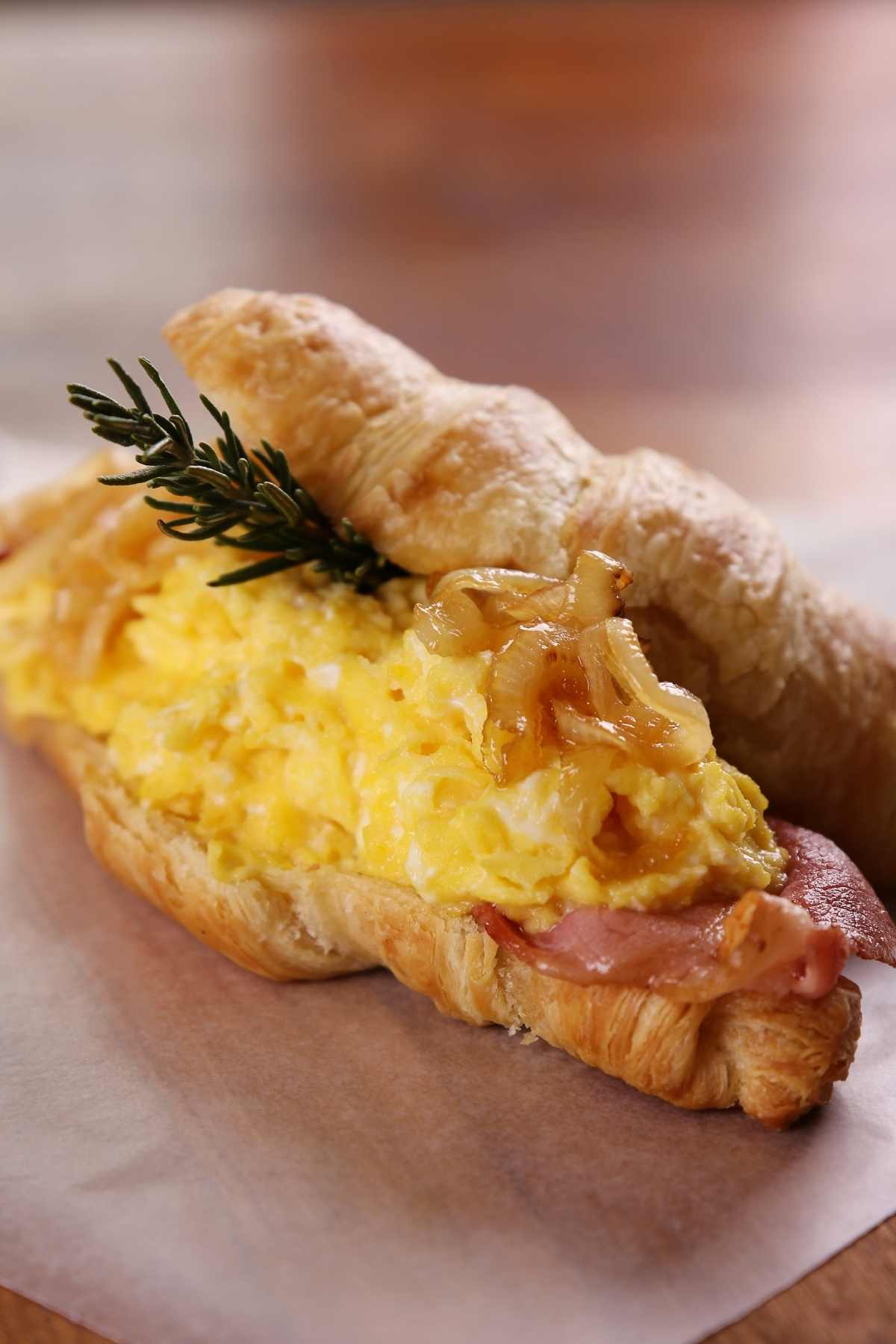 16 Easy Croissant Sandwich Recipes - IzzyCooking