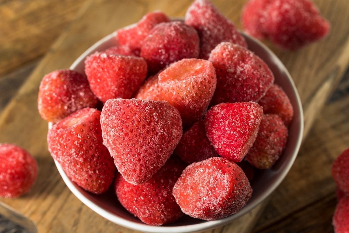 How to Freeze Strawberries and Frozen Strawberry Recipes - IzzyCooking